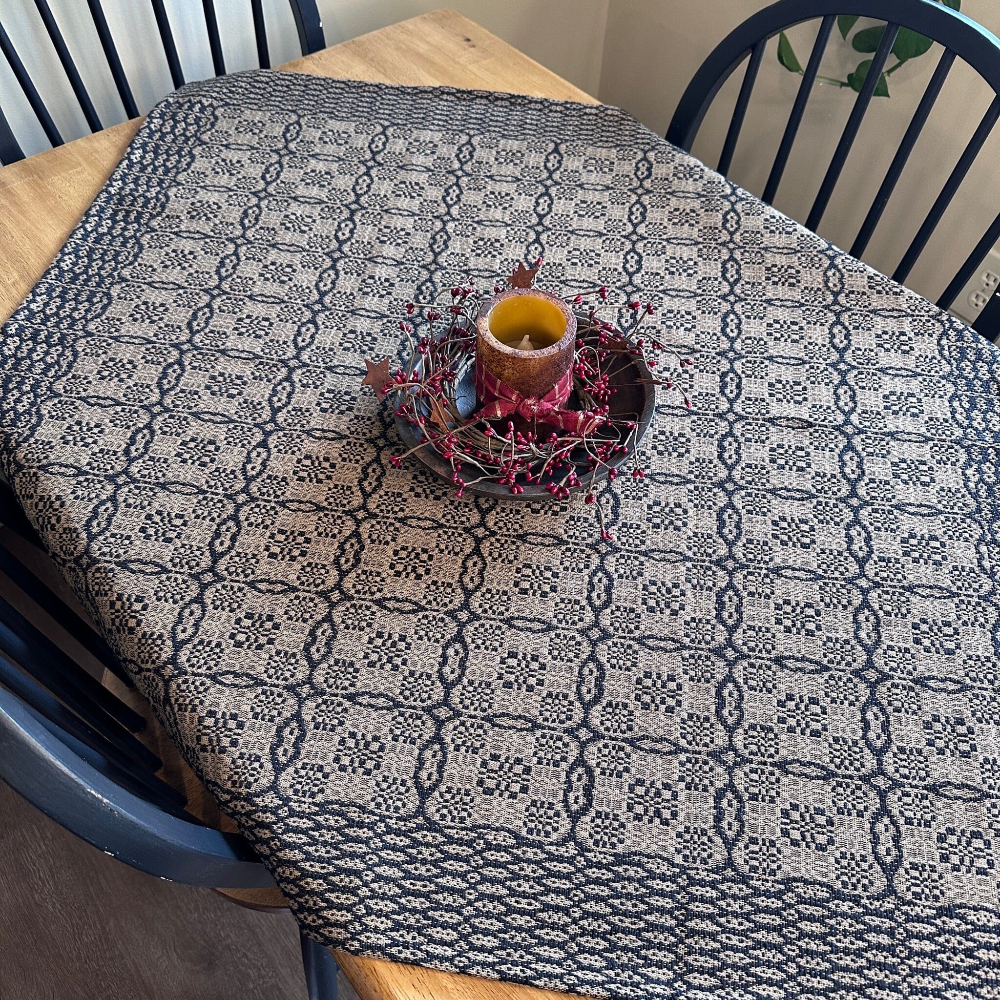 Pine Creek Saratoga Black and Tan Woven Small Table Cloth 34"